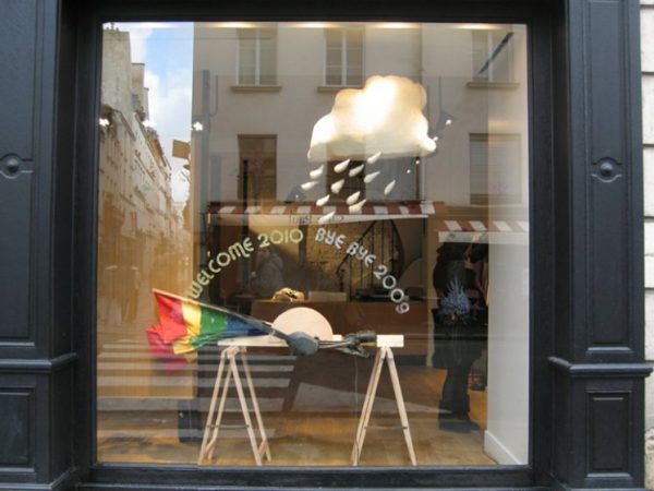 Emilie Faïf, artiste scénographe textile, vitrines