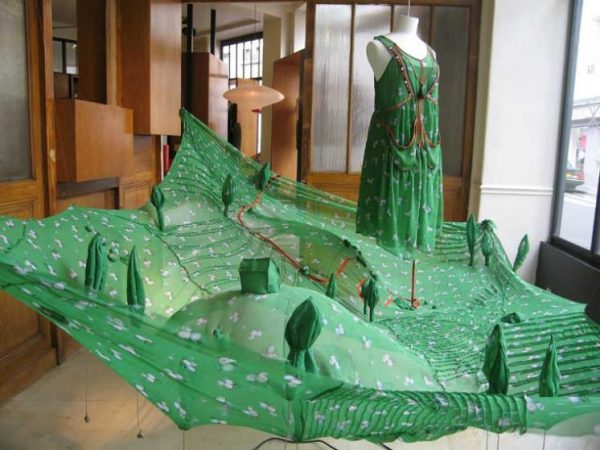 Emilie Faïf, artiste scénographe textile, vitrines