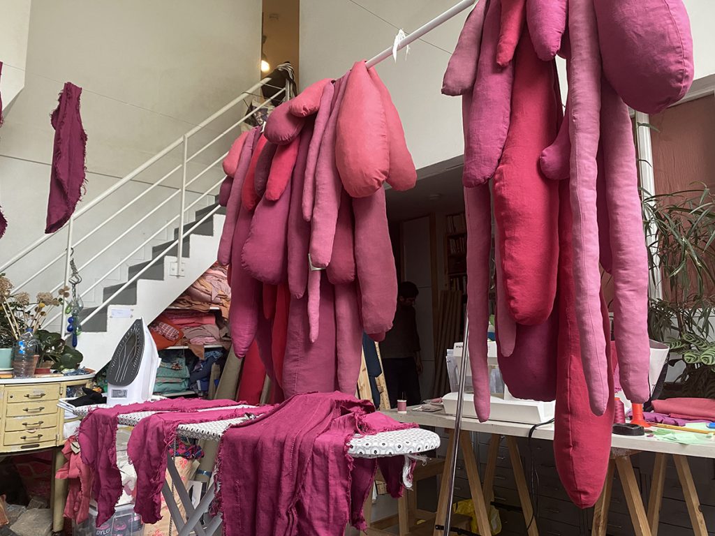 Emilie Faïf, scénographe plasticienne, sculpture textile éco ...