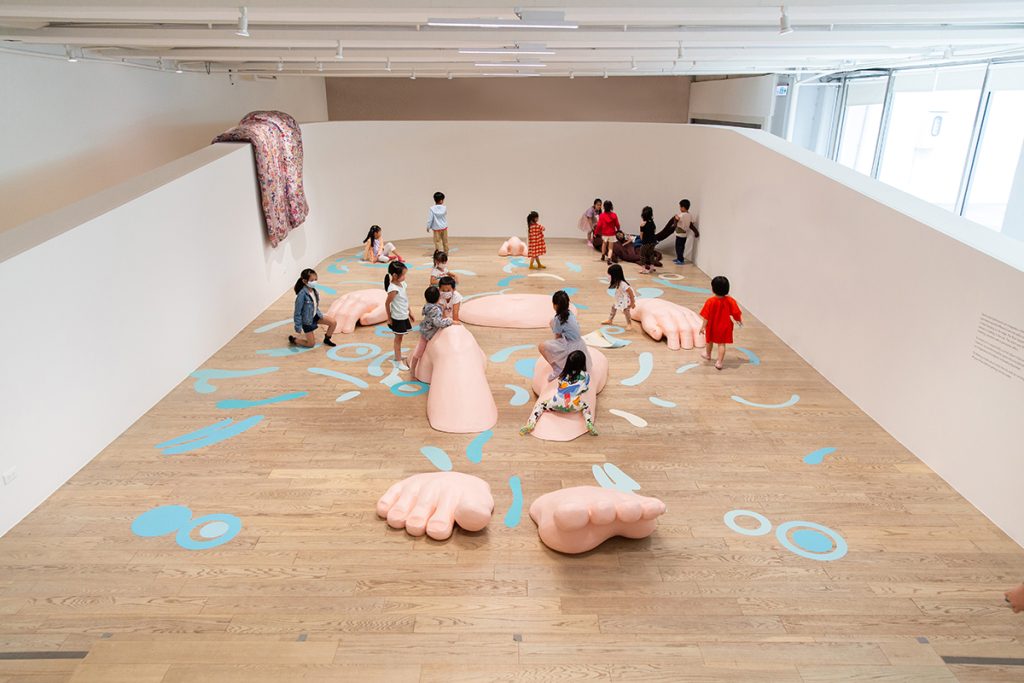 Emilie Faïf, scénographe plasticienne, sculpture textile éco ...