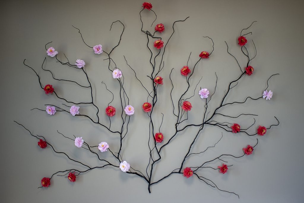 William Amor, artiste upcycling contemporain, oeuvres florales sur ...